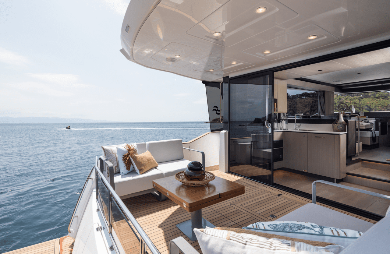 Sirena 48 Walkthrough – Explore This 48ft Luxury Yacht
